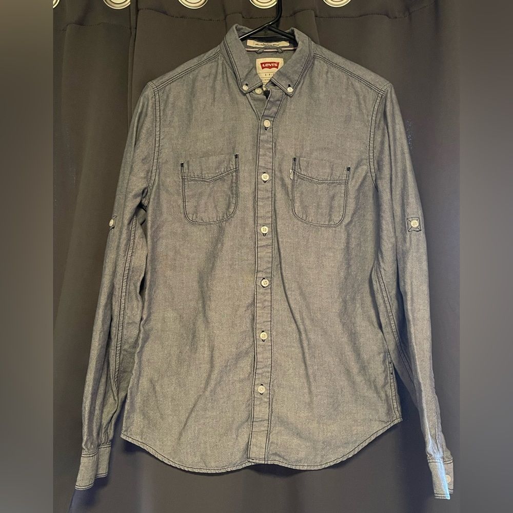 Levi’s Modern Fit Light Denim Button Down Size Small - Gem